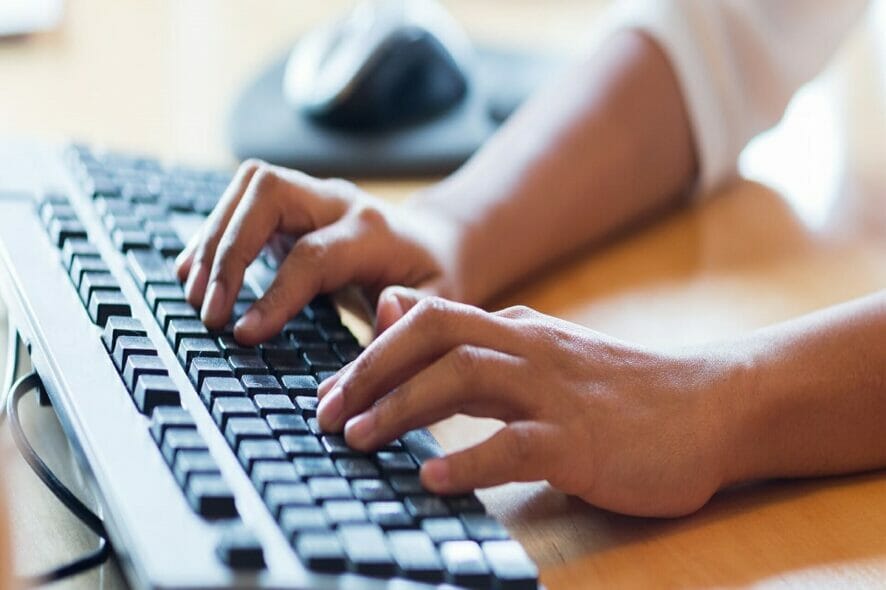 Why is my keyboard typing backwards in Windows 10?[Easy Fix]