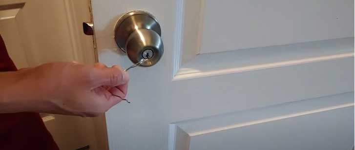 How to unlock a twist lock door knob