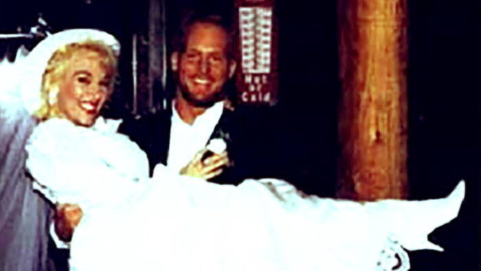 who is stone cold steve austin married to